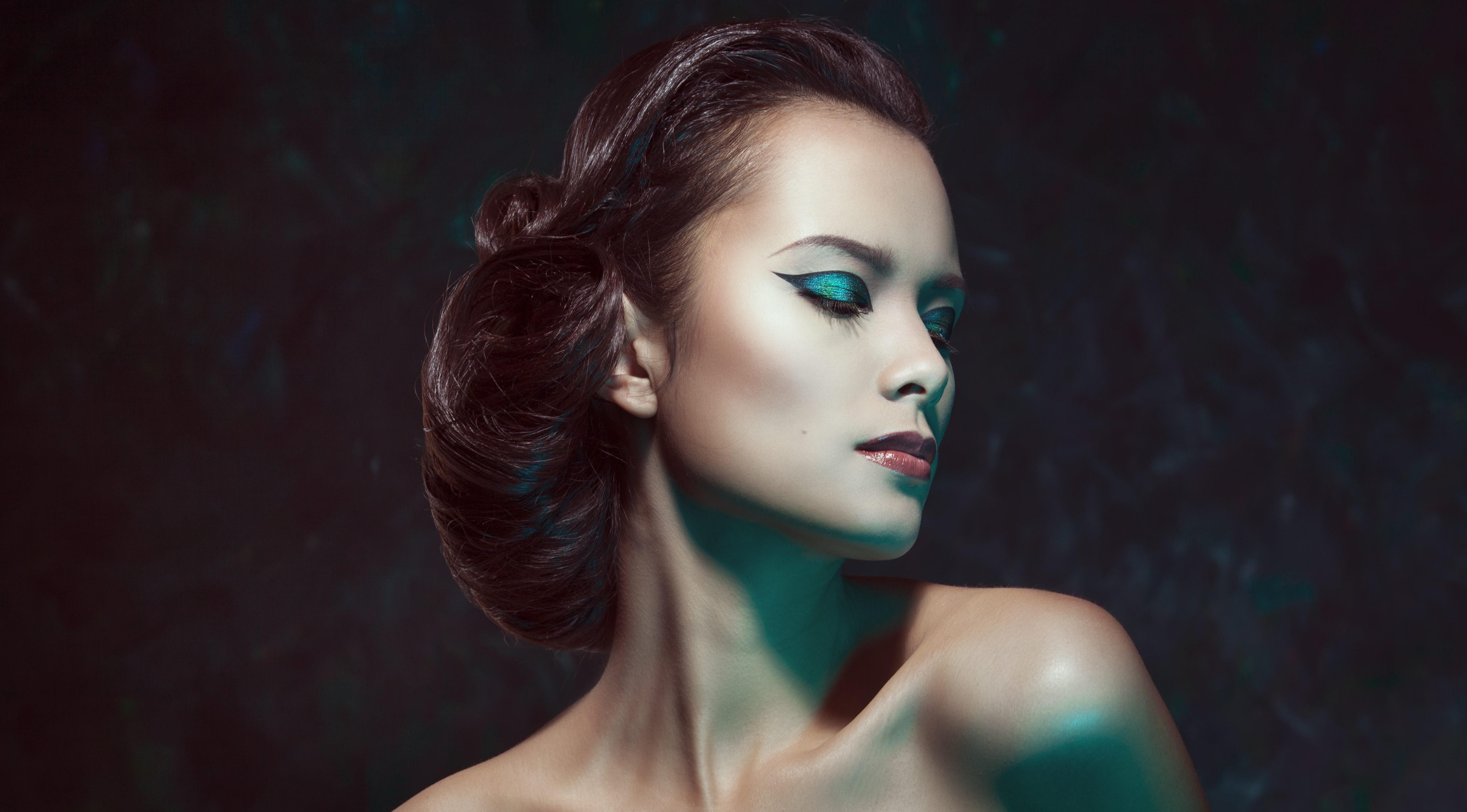 Professional Beauty - How to contour using an airbrush make-up gun